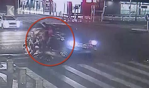 视频｜16岁少年骑电动车载人闯红灯撞上醉驾奔驰 电动车瞬间散架1人死亡看现场看看新闻网