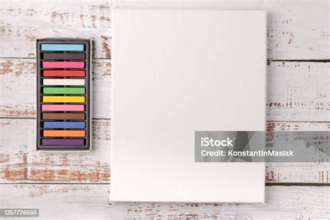 나무 배경에 컬러 왁스 크레용과 흰색 캔버스 공간을 복사합니다 맨 위 보기입니다 0명에 대한 스톡 사진 및 기타 이미지 0명 개념 개인 장식품 Istock