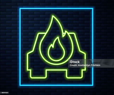 빛나는 네온 라인 불타는 자동차 아이콘은 벽돌 벽 배경에 분리되어 있습니다 불타는 차 화재와 연기로 뒤덮인 고장난 자동차 벡터 거리에 대한 스톡 벡터 아트 및 기타 이미지