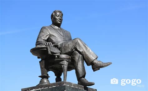 ФОТО Ю Цэдэнбал агсны хөшөөнд цэцэг өргөлөө