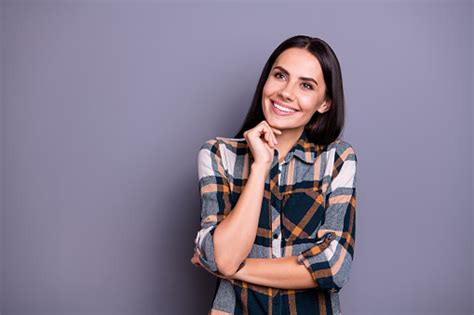 그녀의 그녀는 좋은 찾고 예쁜 매력적인 윈 섬 쾌활 한 스트레이트 머리 레이디 입고 체크 격자 무늬 감동 턱 생각 회색 파스텔