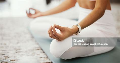 가정에서의 여성 손 연꽃 명상 스트레스 해소를 위한 마음챙김 및 운동 요가 조화 및 피트니스 연습은 거실의 치유 스프릿 전체적인 차크라 및 건강을 위한 사람 명상하기에 대한