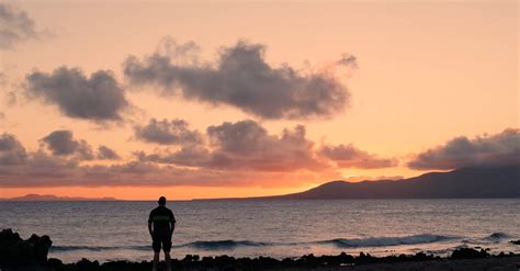 경치 고독 고요한 골든 아워 구름 구름 낀 하늘 남자 란자 로테 물 바다 바다 경치 반사 봄 사람 섬 섬 실루엣 수평선 스페인 실루엣
