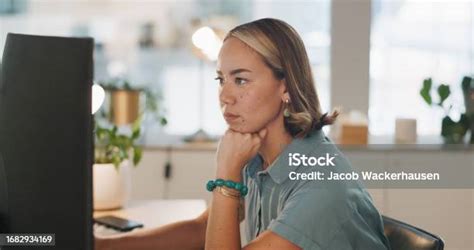 노트북을 가진 생각 기업 및 여성 문제 해결 및 진행 보고서 예산 계획 또는 솔루션을 통한 온라인 읽기 컴퓨터 또는 결정을 가진 사람 전문가 및 재정 고문 증권 시장과