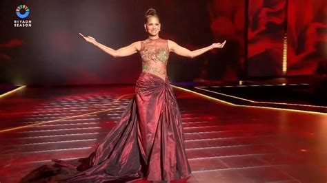 Halle Berry Stuns Fans By Re Wearing Her Iconic 2002 Oscars Gown Thegrio
