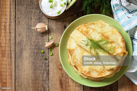 감자 팬케이크 달콤한 소박한 나무 테이블에 마늘 크림 소스와 함께 제공 상단보기 평면 누워 배경입니다 공간을 복사합니다 0명에 대한 스톡 사진 및 기타 이미지 Istock