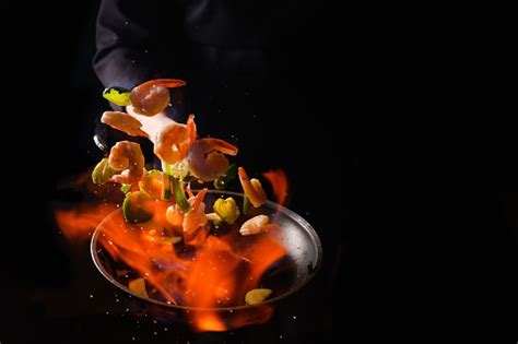 해산물과 그들의 준비 전문 요리사는 불야채와 새우를 요리 검은 배경에 배너 요리와 조리법 레스토랑 및 호텔 서비스 개념입니다 고급 요리에 대한 스톡 사진 및 기타 이미지