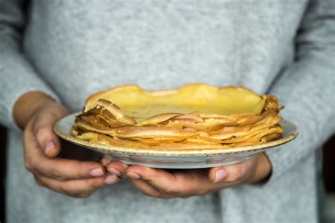 여자 종업원이 접시를 보유 하 고 러시아 전통 팬케이크의 더미와 함께 그녀의 손에 Maslenitsa에 대한 스톡 사진 및 기타 이미지 Maslenitsa 공휴일