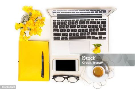노트북 컴퓨터 노트북 패션 안경 커피 한잔 휴대 전화 헤드폰 및 흰색 배경에 노란색 꽃이 고립 된 여성의 작업 공간 검안사에 대한 스톡 사진 및 기타 이미지 Istock