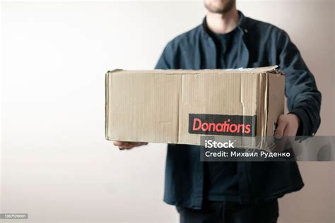 기부 단어와 골판지 상자를 들고 있는 사람 자선 자원 봉사 배달 25 29세에 대한 스톡 사진 및 기타 이미지 25 29세 Charity Benefit 개념 Istock