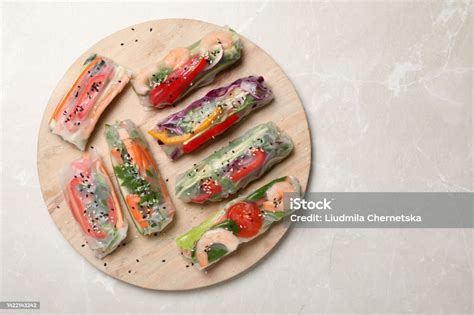 가벼운 테이블에 쌀 종이에 싸인 맛있는 롤 상단보기 텍스트를 위한 공간 0명에 대한 스톡 사진 및 기타 이미지 0명 건강한 생활방식 건강한 식생활 Istock