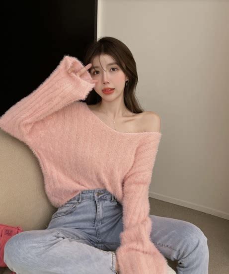 [촉감최고 특가]딸기 여리핏 퍼 브이넥 크롭 니트 4color 퍼니트 크롭니트 섹시니트 오프숄더니트 브이넥니트 연말룩 파티룩
