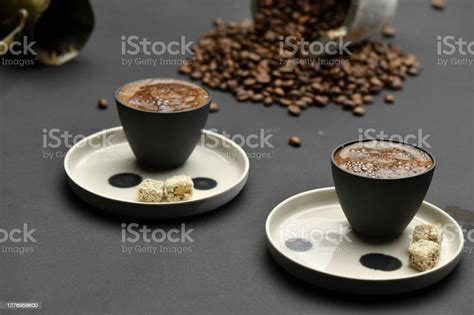 국제 커피의 날을 기념하는 커피 그라인더 커피 콩을 포함한 터키 커피 세트 0명에 대한 스톡 사진 및 기타 이미지 0명 갈색 고풍스런 Istock