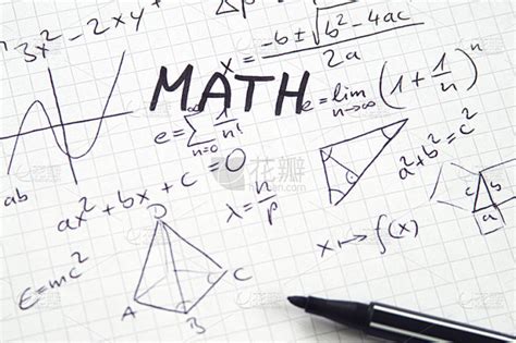 在方格纸上手写数学单词，还有各种代数笔记，毡头笔