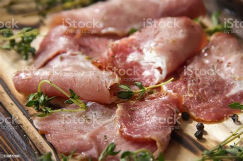 맛 있는 돼지고기 베이컨 U200b U200binto 나무 배경에 향신료와 신선한 타임으로 슬라이스 합니다 저지방 즙이 많은 농장 육류 돼지고기의 서빙 음식 사진이미지