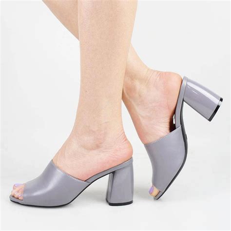 Стильні сірі шльопанці шльопанці сабо на широкому стійкому каблуці — ціна 599 грн у каталозі