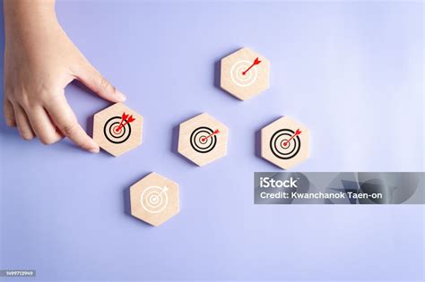 대상 개념의 다른 방법 미래의 성장 성공 달성을 목표로 하는 비즈니스 목표 가리키기에 대한 스톡 사진 및 기타 이미지 가리키기 감독상 개발 Istock