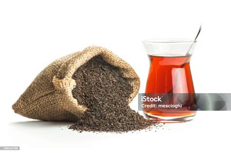 유리 터키어 는 흰색 배경에 고립 된 삼베 자루에 홍차와 건조 홍차를 양조 터키 전통 핫 드링크 차 뜨거운 음료에 대한 스톡 사진 및 기타 이미지 Istock