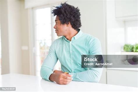 우아한 셔츠를 입은 아프리카계 미국인 사업가가 자신감 넘치는 미소를 지으며 자연스러운 얼굴로 프로필 포즈를 취합니다 가정 생활에 대한 스톡 사진 및 기타 이미지 Istock