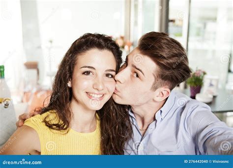 Portrait D Un Jeune Souriant En Couple Amoureux Prenant Un Selfie Jeune Petit Ami Souriant