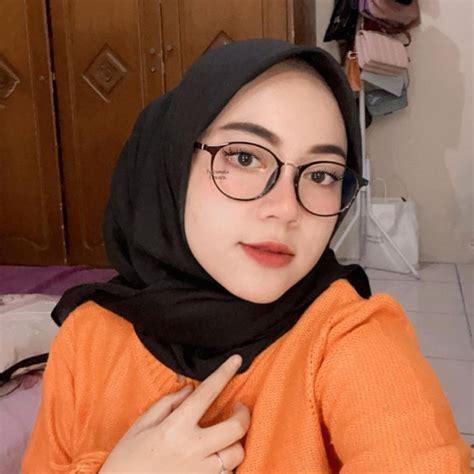 Perempuan Cantik Pakai Cermin Mata Kimberly Cornish