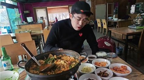 요즘들어 매운탕중에 메기매운탕이 가장 입에 맞는데 메기에 참게와 민물새우들어가면 요즘같이 흉흉하지만 🤦food먹스타먹방술스타소주koreanfood Korean