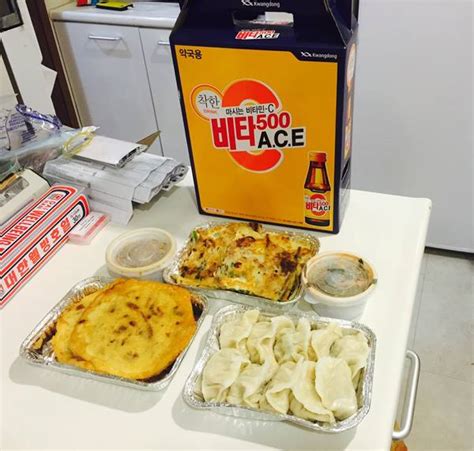 연세굿데이치과 안녕하세요~ 연세굿데이치과입니다 만두 전 비타민 음료까지 먹음직스러운 음식 사진이 보이시나요 틀니치료를 받으시는 환자분께서 주신 선물입니다