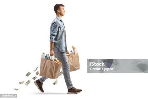 식료품 가방을 들고 돈을 잃는 남자의 전체 길이 프로필 샷 슈퍼마켓에 대한 스톡 사진 및 기타 이미지 슈퍼마켓 구매 사람들 Istock