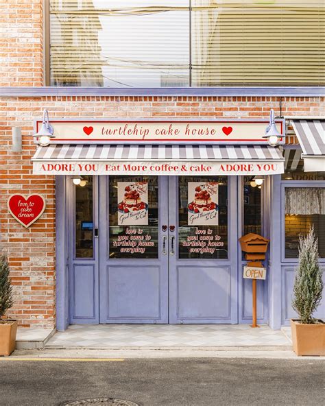 마이시즌｜미식 공간 소개 발렌타인데이에 방문하기 좋은 동화같은 신상 카페🎂 동교동에서 오랜시간 사랑을 받아온 커스텀 케이크 전문점 ‘터틀힙이 연남동에 새로운 보금자리를