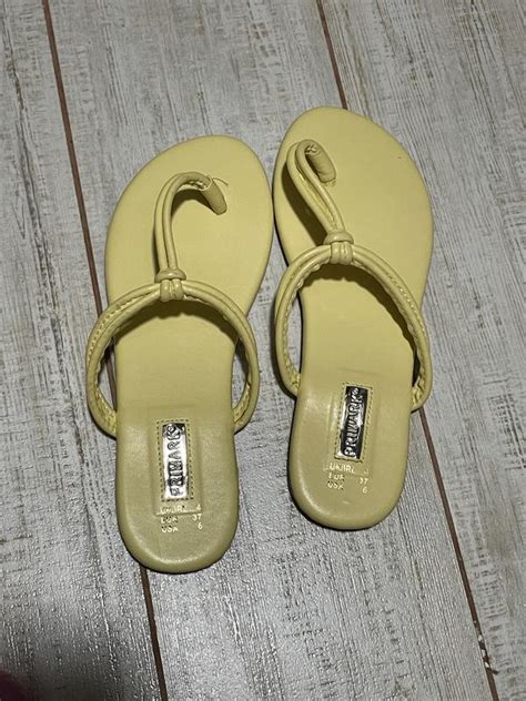 Жовті шльопанці — ціна 230 грн у каталозі Шльопанці Купити жіночі речі за доступною ціною на