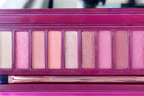 핑크 색상의 다채로운 전문 아이 섀도우 팔레트 매트와 반짝이는 그림자가 있는 낮과 저녁 아이 메이크업을 위한 브러시가 있는 컬러 팔레트 클로즈업 보기 0명에 대한 스톡 사진