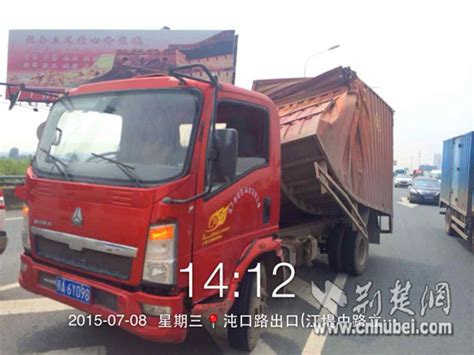 货车不顾禁行标识任性冲撞三环线限高架 货厢被逼弯 武汉 新闻中心 长江网 cjn cn