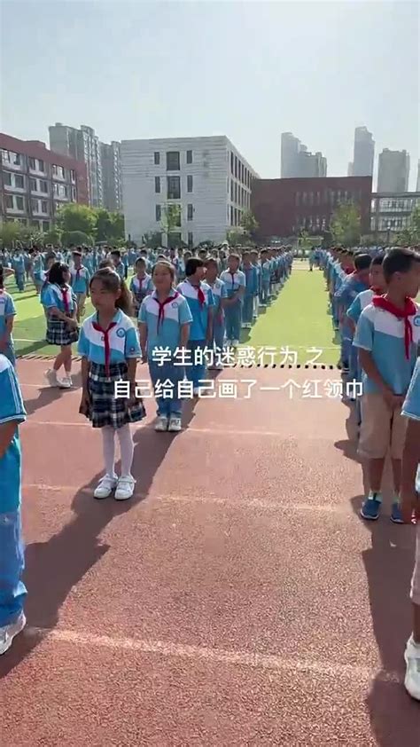 小女孩上学忘戴红领巾，一招解决，令人意想不到