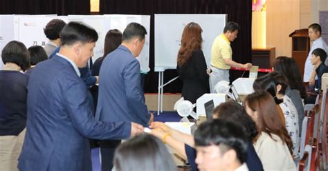 사전투표하는 제주 시민들