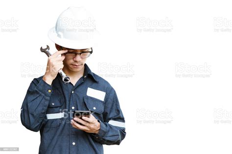 아시아 남자 엔지니어 또는 기술공 흰색 헬멧 안경 및 스마트 폰 들고 파란색 작업 셔츠 정장에 흰색 정비공 및 클리핑 패스와