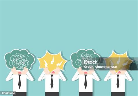 연설 거품 종이 표지판을 들고 있는 사업가들 나쁜 의사 소통 이해 못함 나쁜 의사 소통 사무실 문제 혼란스러운 이야기 명확하지 않은 설명 사회적 괴롭힘 공격적인 대화의 개념