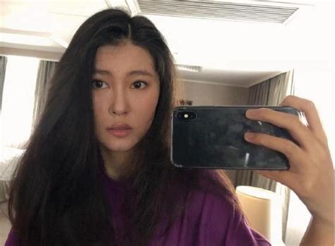 刘晓宇前女友近况，皮肤黑了不少身材傲人，手上钻戒格外吸睛