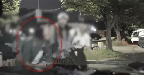 딴 데 보며 걷다 주차된 차 퍽 수리비 요구하자 내민 진단서