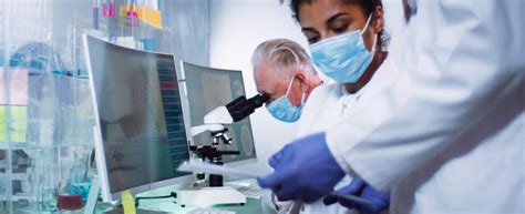 아프리카 여성 과학자 읽기 노트 배경에 성숙한 의사 보호 마스크 착용 과학자에 대한 스톡 사진 및 기타 이미지 과학자 실험실 생명 공학 Istock