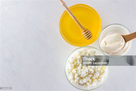 우유 제품과 나무 칼 꿀입니다 코 티 지 치즈 사 우 어 크림 흰색 배경 평면도에 크림 채식주의 대 한 다른 천연 제품입니다 건강에 좋은 음식 0명에 대한 스톡 사진 및