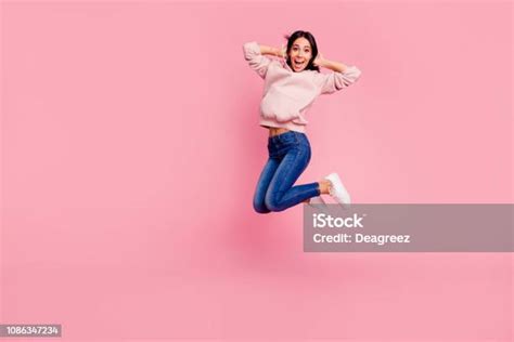 좋은 멋진 미친 사랑 스러운 매력적인 Adora의 전체 길이 몸 크기 여자에 대한 스톡 사진 및 기타 이미지 여자 점프 한 명의 여자만 Istock