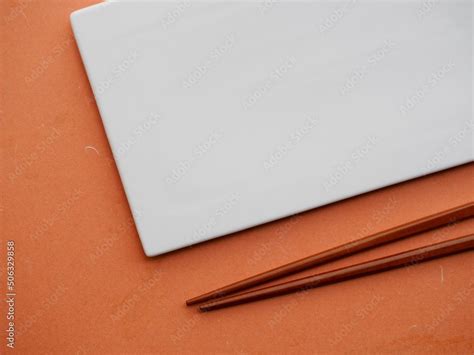 Photo Stock 흰색 도자기 접시와 나무 젓가락 Adobe Stock