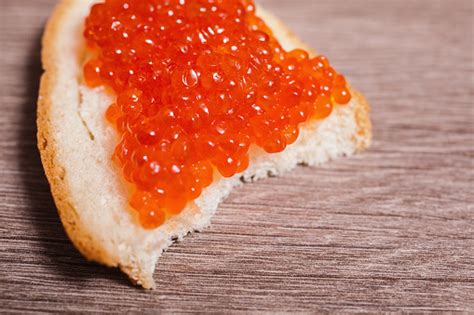 테이블에 샌드위치에 빨간 캐비어 건강한 음식 생선 전채 러시아어 부엌입니다 디자인 텍스트에 대 한 공간입니다 갈색에 대한 스톡 사진 및 기타 이미지 Istock