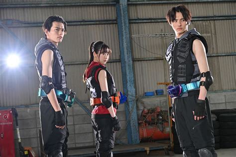 劇場版 仮面ライダーリバイス バトルファミリア／暴太郎戦隊ドンブラザーズ The Movie 新・初恋ヒーロー・画像・写真 ぴあ映画