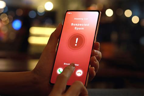 알 수 없는 발신자로부터 스마트폰으로 스팸 의심 전화를 받는 사람 자동 녹음 전화에 대한 스톡 사진 및 기타 이미지 자동 녹음 전화 스마트폰 여과 Istock