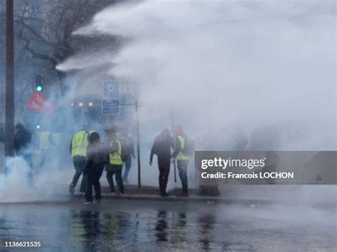 Eau Projetée Sur Des Manifestants Par Un Canon à Eau Lors De La News