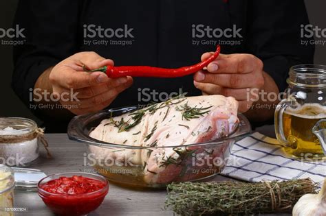 요리사의 손에 의해 소금에 절인 양배추와 맥주 바바리아 돼지고기 너 클 조리 블랙 배경 복사 텍스트 레시피에 부엌에 단계 과정 0명에 대한 스톡 사진 및 기타 이미지