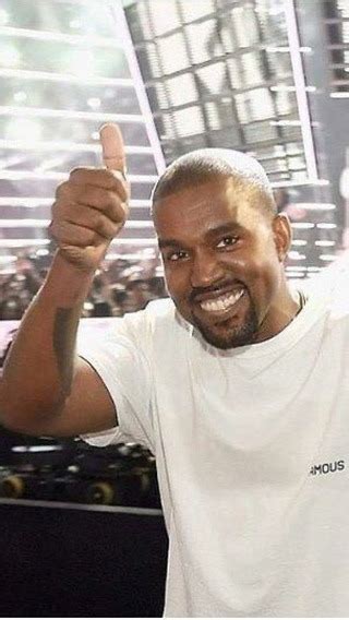 𖤓 Cultext 컬텍스 Miu Miu의 새로운 얼굴 2025년 파리 패션 위크의 Miu Miu 런웨이에는 특별한 인물이 등장했다 바로 17세의 래퍼