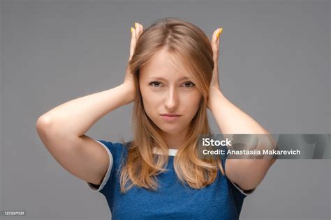 불쾌한 금발 소녀는 성가신 표정으로 손으로 귀를 닫습니다 청각 장애인 인간의 감정 얼굴 표정 개념 25 29세에 대한 스톡 사진 및 기타 이미지 Istock