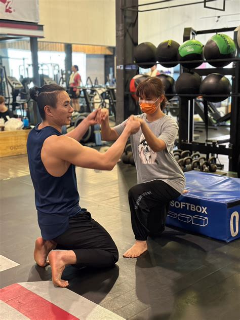 2025高雄銀髮族健身房｜教練親切、專業度極高【ok Body Project 左營店】評估身體狀況安排適合的高雄銀髮族健身課程｜帶媽媽、阿嬤一起來高雄銀髮族健身房開心運動！ 丸皮妹